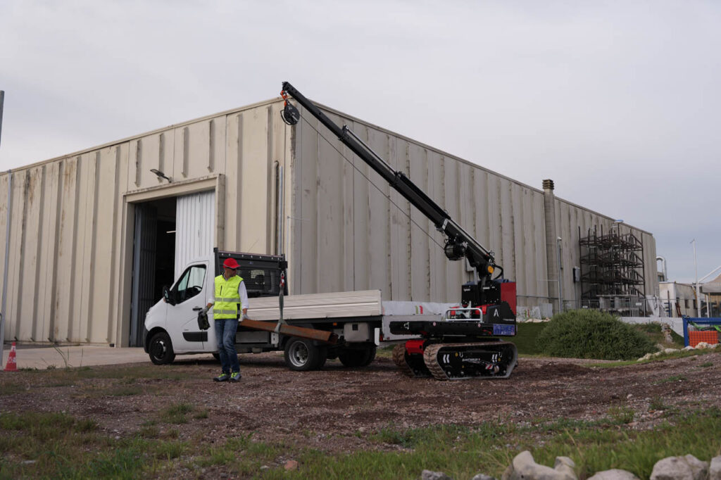 M-Crane 1030 RT Crawler Carrier — Monitor