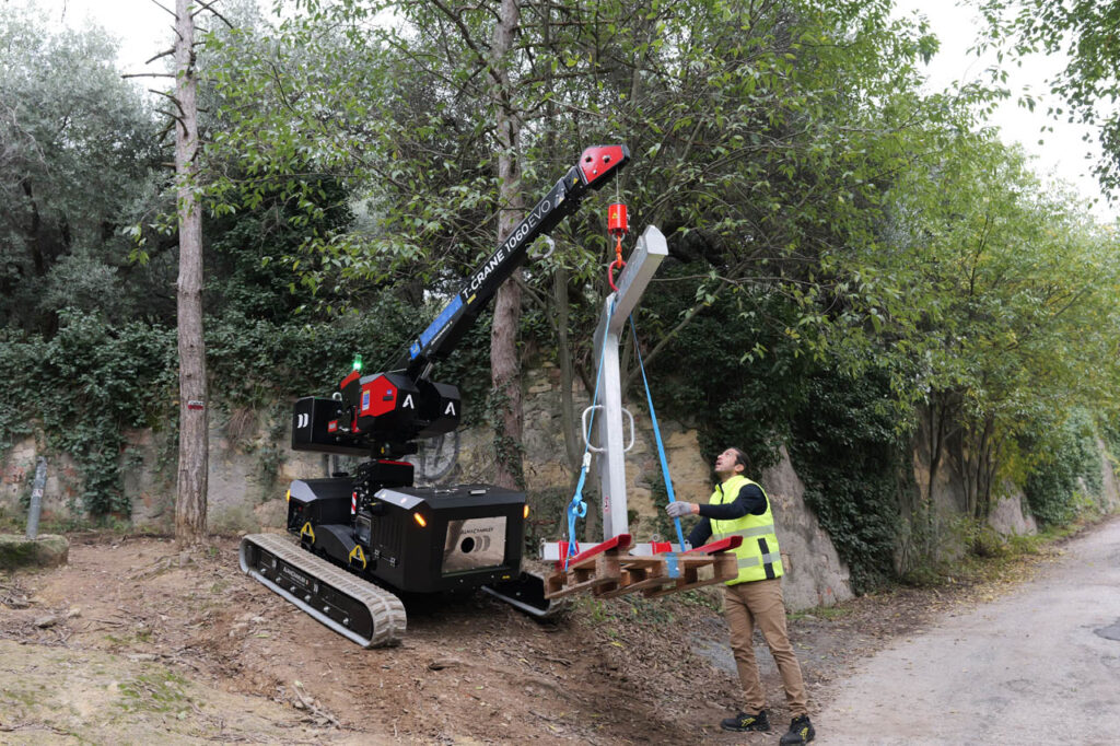 T-Crane 1060 RT Crawler Carrier — Monitor