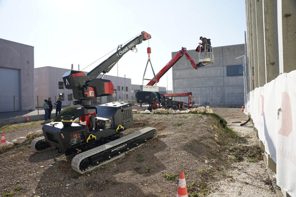 T-Crane 1060 RT Crawler Carrier — Monitor